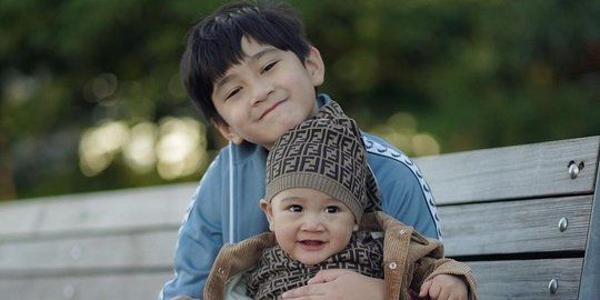 Deretan Harga Outfit Rafathar dan Rayyanza 'Cipung' di Amerika Bikin Melongo