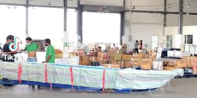 Viral Orang Kirim Paket Berisi Perahu, Bikin Warganet Heran | merdeka.com Viral Orang Kirim Paket Berisi Perahu, Bikin Warganet Heran | merdeka.com