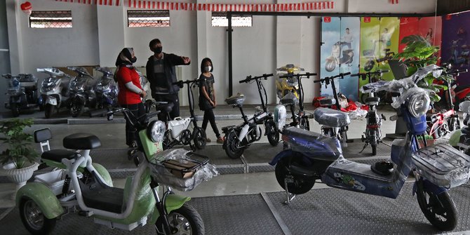 Berapa Pengeluaran Jika Punya Mobil atau Motor Listrik? | merdeka.com