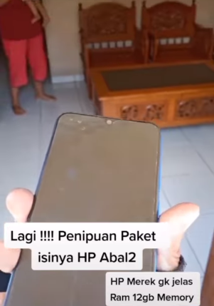 Curiga Isi Paket HP Milik Pelanggan Berbeda, Sikap Kurir Ini Banjir Pujian | merdeka.com
