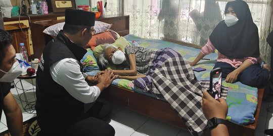 Jenguk Warga Depok, Ridwan Kamil Beri Bantuan Pengobatan dan Rp10 Juta