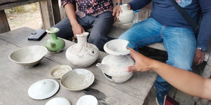 Gali Parit di Depan Kantor Desa, Warga Tanjung Jabung Timur Temukan ...