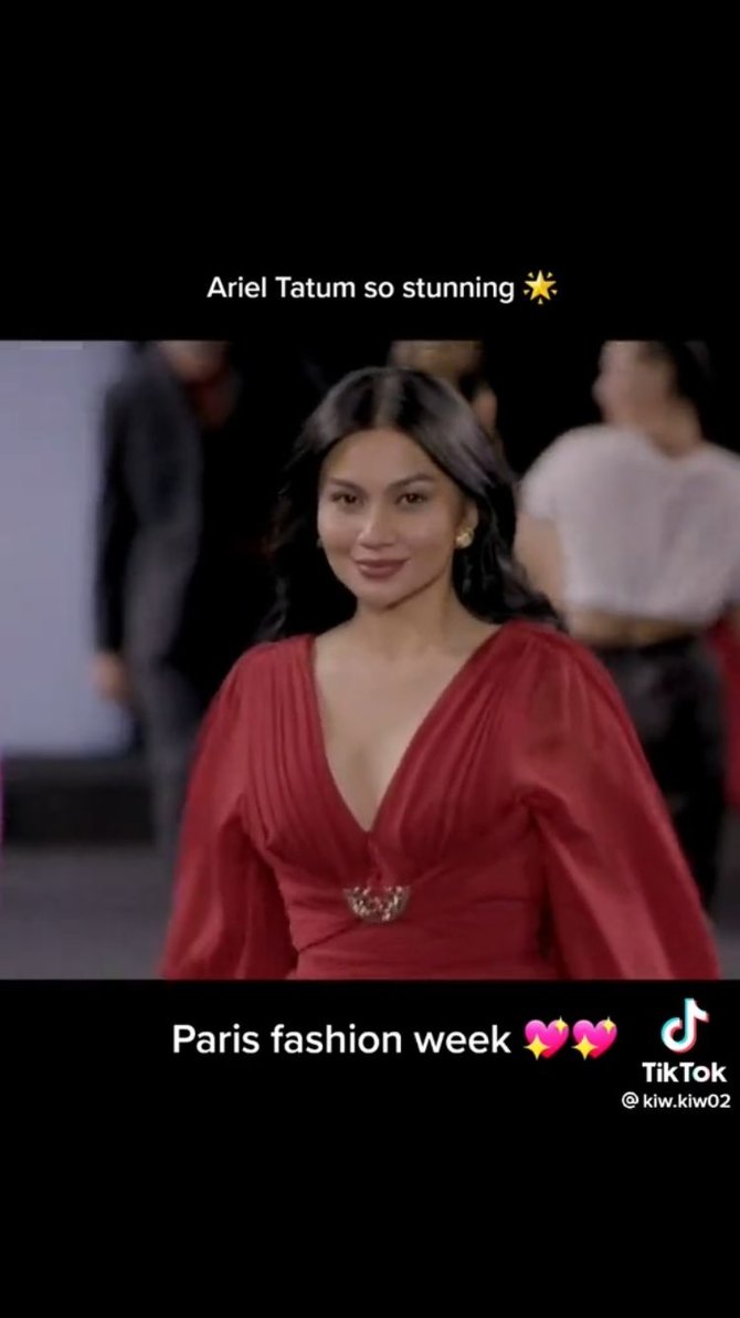 Ariel Tatum Banjir Pujian saat Tampil di Paris Fashion Week, Intip ...