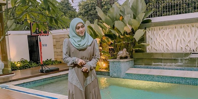 Potret Lesty Kejora Diduga Berangkat Umrah, Pakai Cadar Sambil Gandeng ... Potret Lesty Kejora Diduga Berangkat Umrah, Pakai Cadar Sambil Gandeng ...