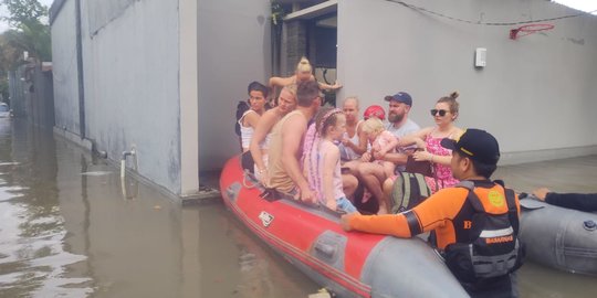 Berkacamata Hitam, Begini Gaya Bule Dievakuasi Tim SAR Imbas Banjir Seminyak Bali | merdeka.com