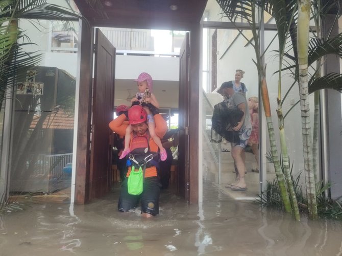 Berkacamata Hitam, Begini Gaya Bule Dievakuasi Tim SAR Imbas Banjir Seminyak Bali | merdeka.com