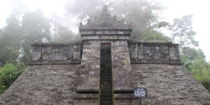 Menelisik Pesona Candi Cetho, Peninggalan Majapahit yang Eksotik ...