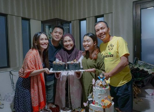 Intip Potret Kedekatan Ayu Ting Ting dengan Adik Ipar, Sering Hangout Bareng | merdeka.com