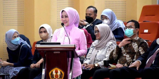 Sang Istri Lulus S3 dengan Predikat Cumlaude, Ridwan Kamil Beri Pesan Menyentuh