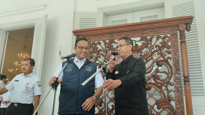 Momen Akrab Anies dan Pj Gubernur Jakarta Heru Budi Hartono Bertemu di Balai Kota | merdeka.com