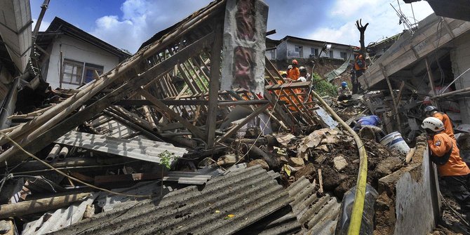 Tim SAR Temukan Satu Korban Tertimbun Longsor di Gang Barjo Bogor | merdeka.com