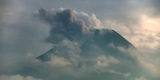 Kilatan Petir Menyambar Puncak Gunung Merapi, Ini Penjelasannya ...