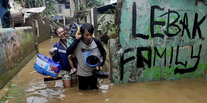 Update Banjir Jakarta 13 Oktober 2022: Delapan Ruas Jalan Tergenang | merdeka.com