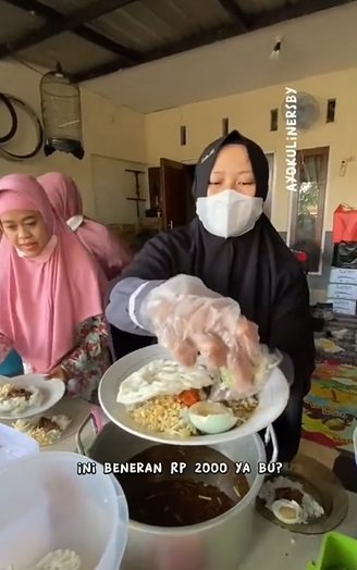 Makan Sampai Kenyang Cuma Bayar Rp2 Ribu di Warung Ini, Penjualnya Punya Alasan Mulia | merdeka.com