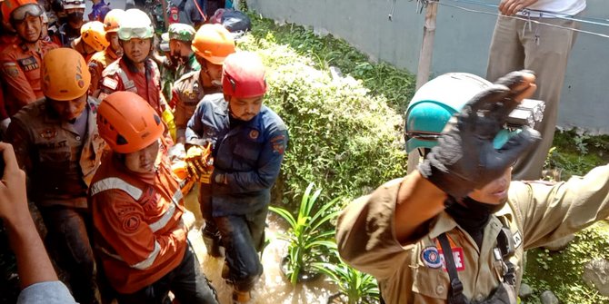 Satu Korban Longsor di Bogor Ditemukan, Dua Orang Masih Tertimbun | merdeka.com