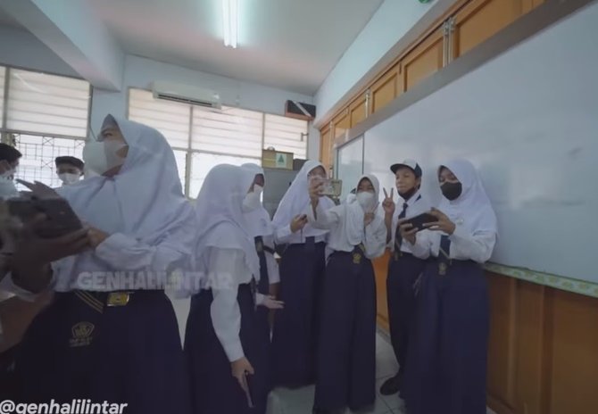 Seperti Jumpa Fans, Intip Momen Mumtaz Halilintar Sekolah SMP di ...