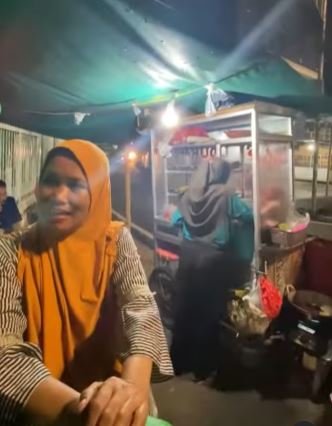 Momen Bos Jalan Tol Makan Nasi Uduk Kaki Lima, Ngaku ke Penjual Kembaran Jusuf Hamka | merdeka.com