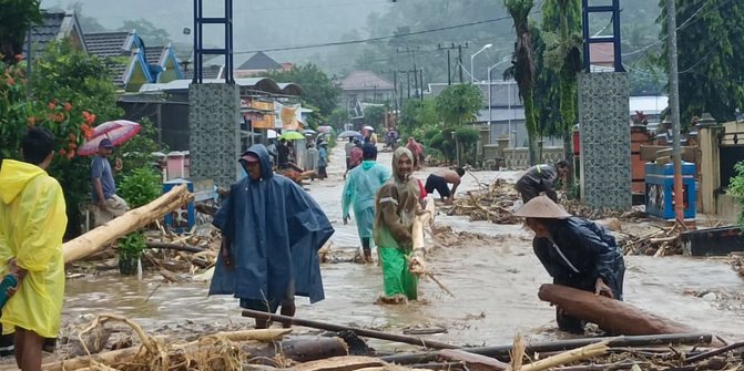 Empat Kecamatan di Kabupaten Malang Diterjang Banjir dan Longsor | merdeka.com
