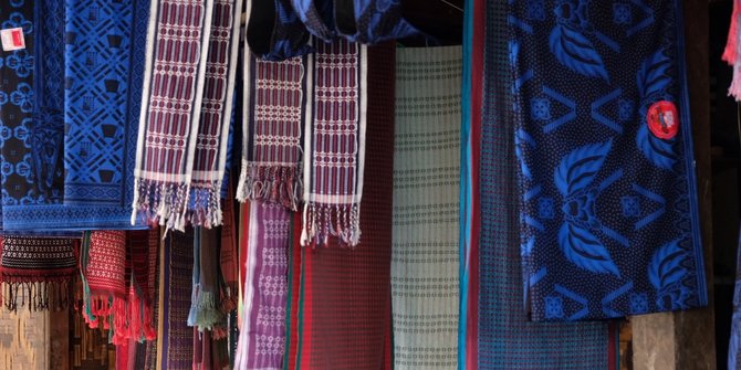 Jadi Oleh-Oleh Wajib, Intip Ragam Motif dan Jenis Kain Tenun Asli Suku ...