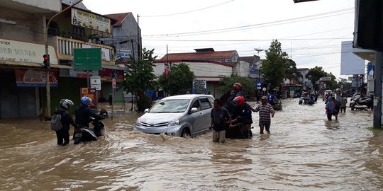 Masuk Musim Hujan, Ini Pesan Penting Polrestabes Bandung untuk Pengendara Motor | merdeka.com