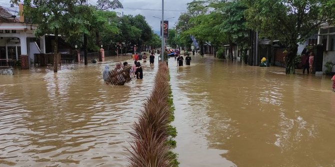 Banjir Bandang Hampir 2 Meter Rendam Trenggalek, Persawahan jadi ...