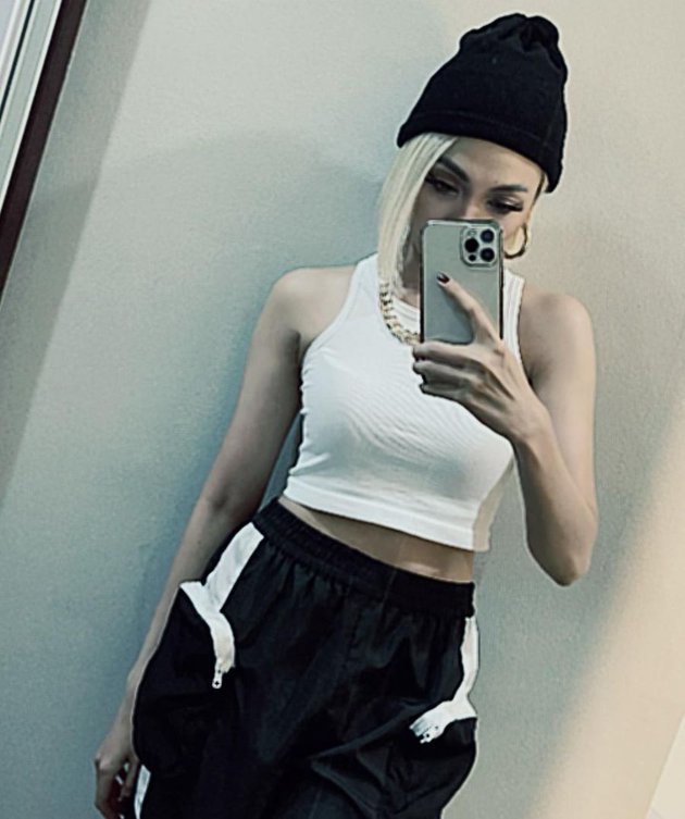 Dipuji Mirip, Intip Potret Rina Nose Cosplay Ala Agnez Mo | merdeka.com