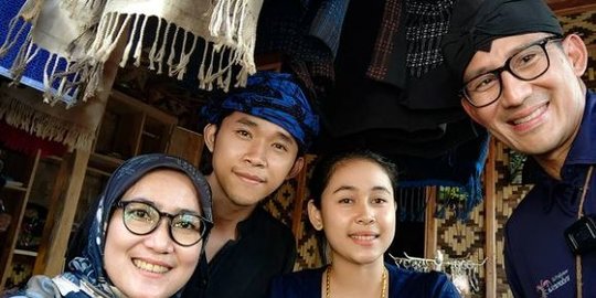 Sandiaga Uno Bertemu 'Kembang Desa Suku Baduy', Sosoknya Bikin Salfok Curi Perhatian | merdeka.com