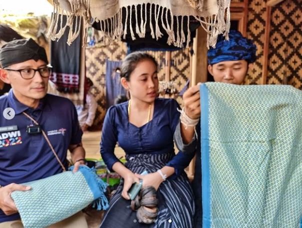 Sandiaga Uno Bertemu 'Kembang Desa Suku Baduy', Sosoknya Bikin Salfok Curi Perhatian | merdeka.com