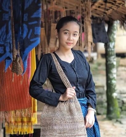 Sandiaga Uno Bertemu 'Kembang Desa Suku Baduy', Sosoknya Bikin Salfok Curi Perhatian | merdeka.com