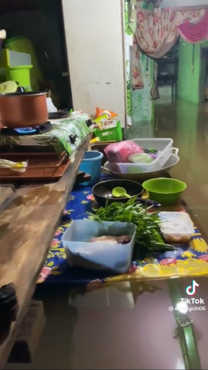 Viral Video Orang Masak di Tengah Banjir, Aliran Listriknya Bikin Ngeri ...