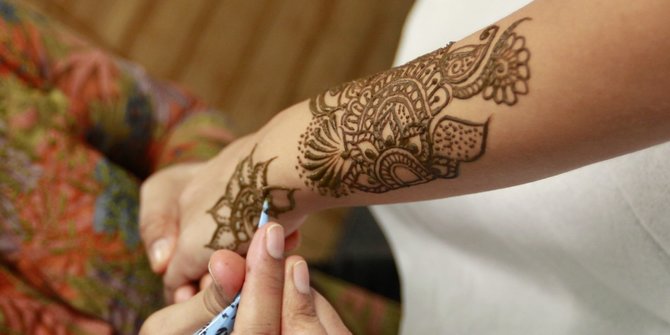 Cara Membuat Henna dari Daun Pacar, Percantik Tampilan Tangan | merdeka.com
