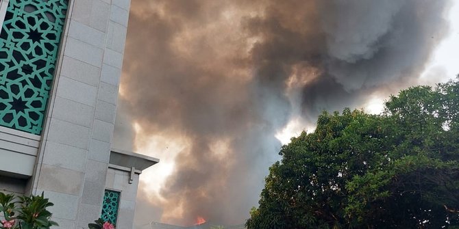 Kubah Masjid Jakarta Islamic Center Terbakar, Asap Hitam Membumbung ... Kubah Masjid Jakarta Islamic Center Terbakar, Asap Hitam Membumbung ...