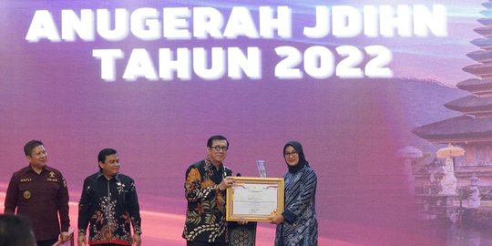 Diserahkan Menkumham, Banyuwangi Raih Best of The Best JDIH Nasional 2022