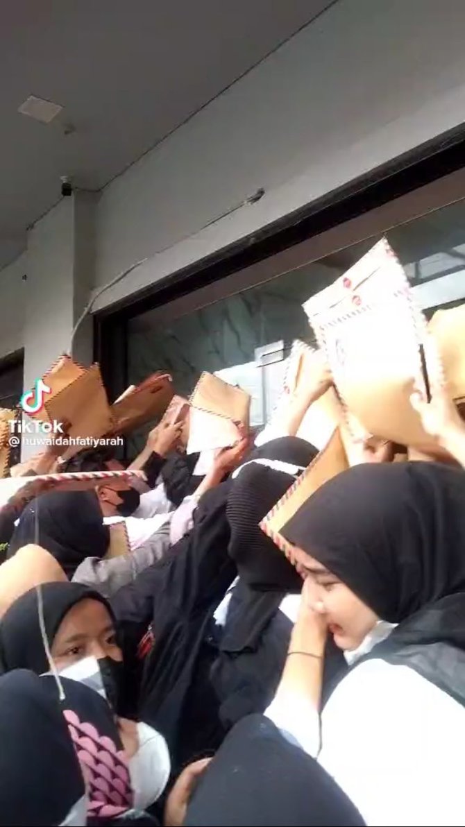 Viral Video Para Pencari Kerja Berdesakan Ajukan Lamaran, Ricuh dan Tak ...