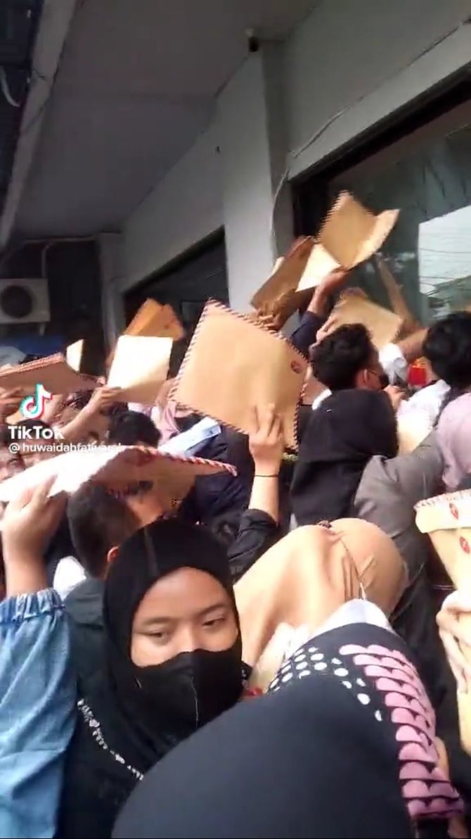 Viral Video Para Pencari Kerja Berdesakan Ajukan Lamaran, Ricuh dan Tak ...