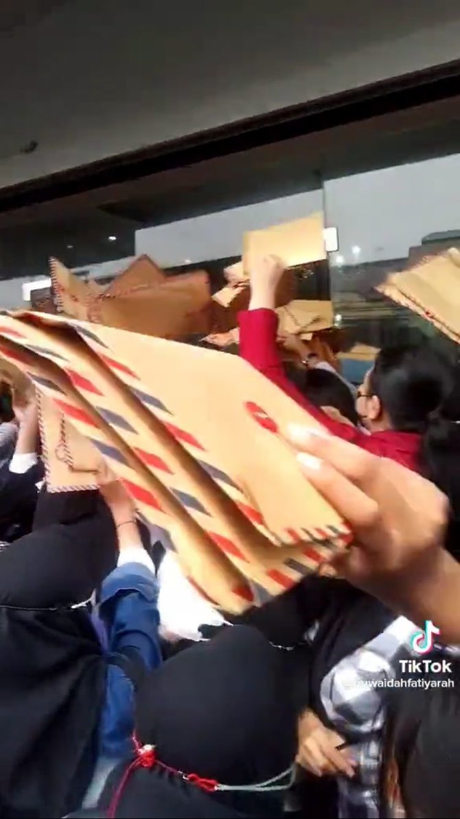 Viral Video Para Pencari Kerja Berdesakan Ajukan Lamaran, Ricuh dan Tak ...