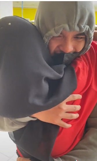 Jeritan Haru Gadis Cilik Dijemput Kakaknya Baru Pulang dari Jepang, Beri Pelukan Erat | merdeka.com