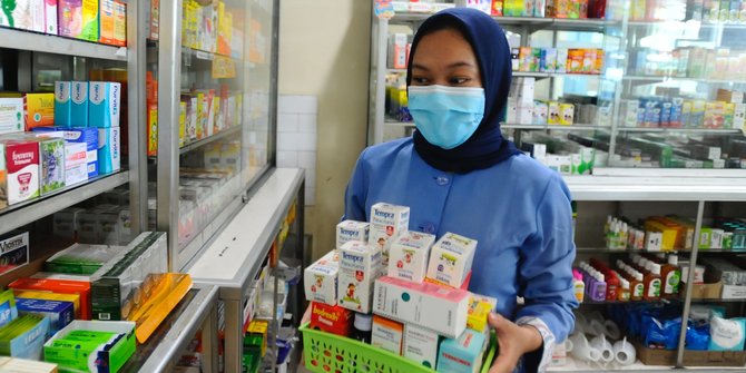 Beda Sikap Penjualan Obat Sirop Anak di Apotek BUMN dengan Apotek Swasta | merdeka.com