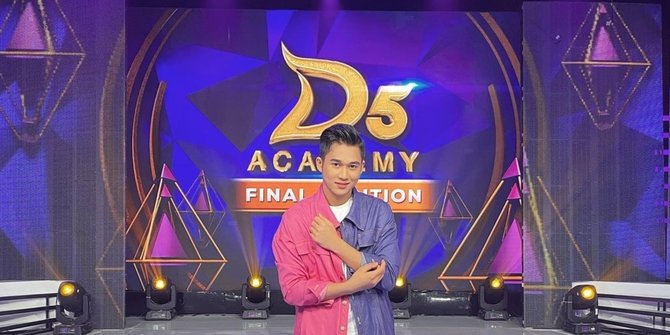 4 Potret Defri Juliant Pintu Berkah saat Manggung, Pancarkan Aura ...