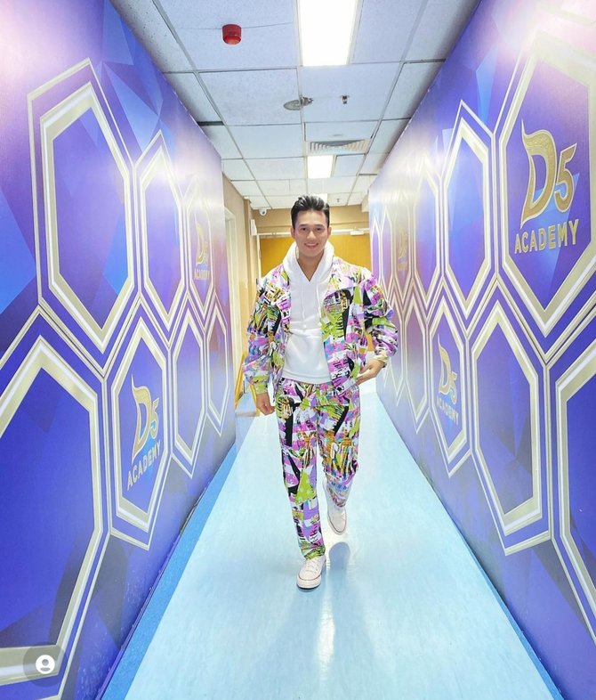 4 Potret Defri Juliant Pintu Berkah saat Manggung, Pancarkan Aura Berbeda