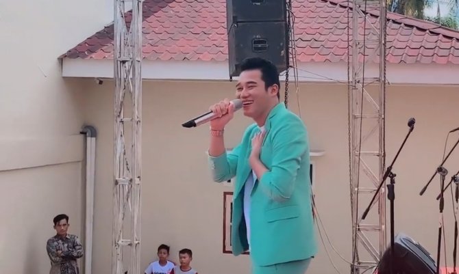 4 Potret Defri Juliant Pintu Berkah saat Manggung, Pancarkan Aura Berbeda