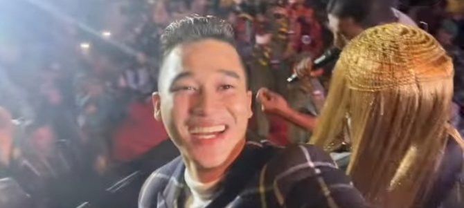 4 Potret Defri Juliant Pintu Berkah saat Manggung, Pancarkan Aura Berbeda