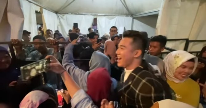 4 Potret Defri Juliant Pintu Berkah saat Manggung, Pancarkan Aura Berbeda