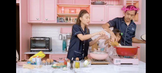 Momen Terbaru Ayu Dewi dan Regi Datau Masak Bareng Anak, Curi Perhatian ...
