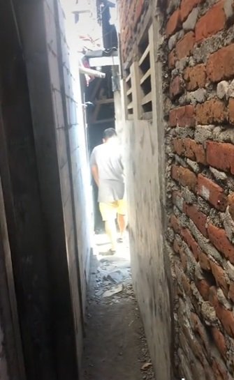 Pria Ajak Temannya Lewat Lorong Sempit Antar Gang Bak 'Google Maps', Ujungnya Begini | merdeka.com