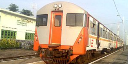 Joki Tas KRL Surabaya Panen Cibiran, Kursi Kosong Tak Boleh Diduduki Penumpang Lain | merdeka.com