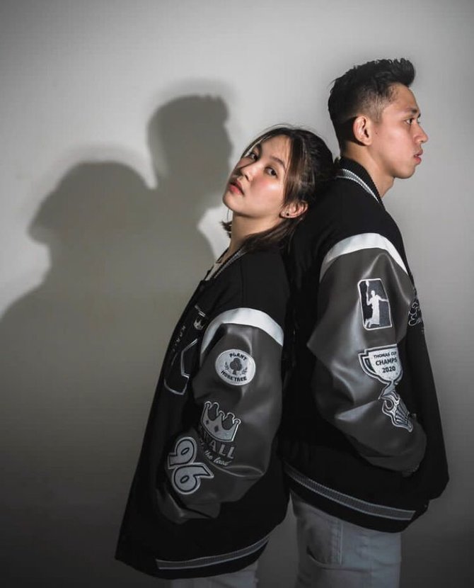 Persembahkan Gelar untuk Almarhumah Nenek Pacarnya, Intip Potret Rian ...