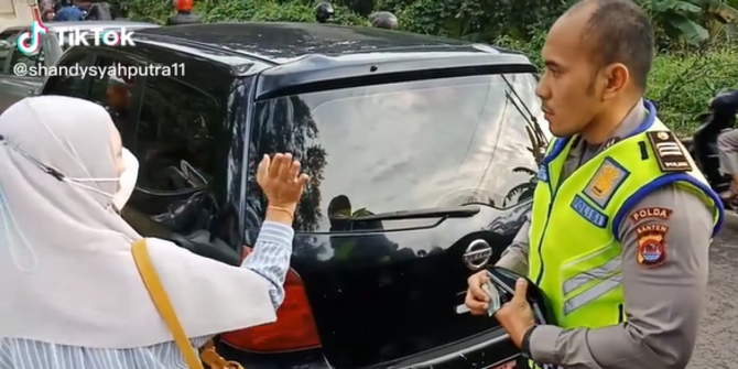 Emak-emak Ngamuk Mobilnya Ditabrak, Aksi Polisi Dermawan ini Disorot | merdeka.com