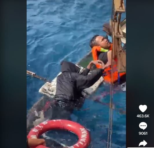 Aksi Penyelamatan Pria Terombang-ambing di Laut, Ingin Cari Pekerjaan ...