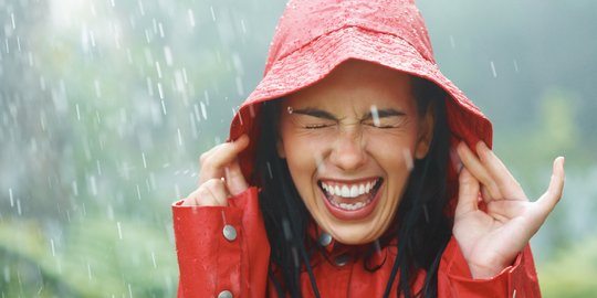 CEK FAKTA: Mandi Air Hujan Mempermudah Kehamilan? | merdeka.com